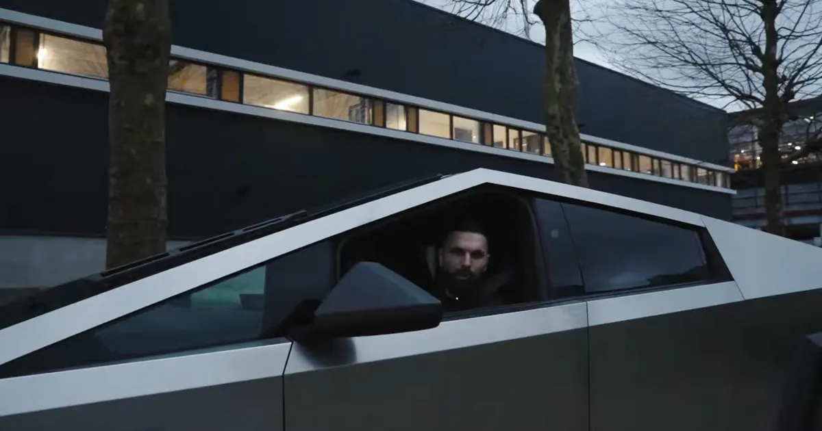 Kosso koopt eerste Cybertruck in Nederland: “Dat ding is spuuglelijk”