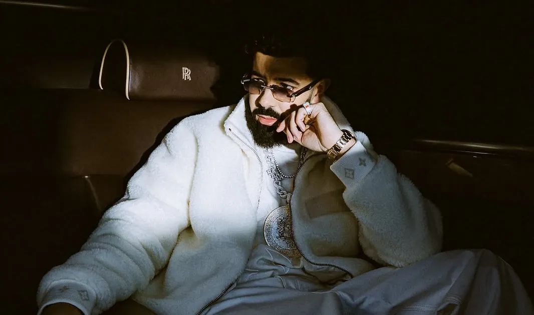 DYSTINCT staat Franse rapper Werenoi bij in Boss video