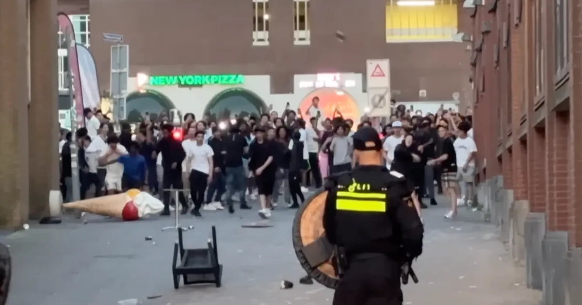 ME moet opnieuw ingrijpen in Scheveningen na rellen, politie bekogeld ...