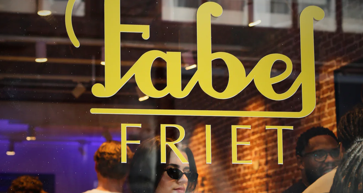 Fabel Friet opent vijfde filiaal in de Leidsestraat met feestelijke opening