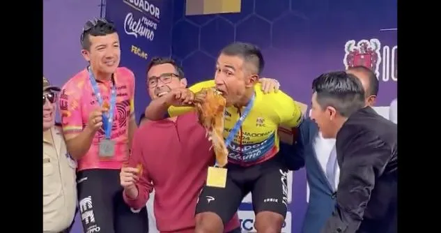 VIDEO: Jhonnatan Narváez und Richard Carapaz essen Spanferkel auf dem Podium der ...