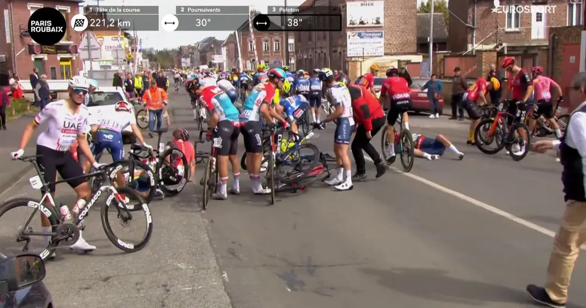Nils Politt und Jonathan Milan in Massensturz bei Paris-Roubaix 2024 ...