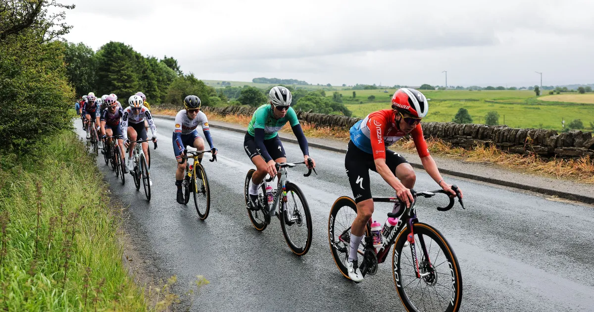 Lotte Kopecky kommt bei ihrem schweren Sturz bei der Simac Ladies Tour ...