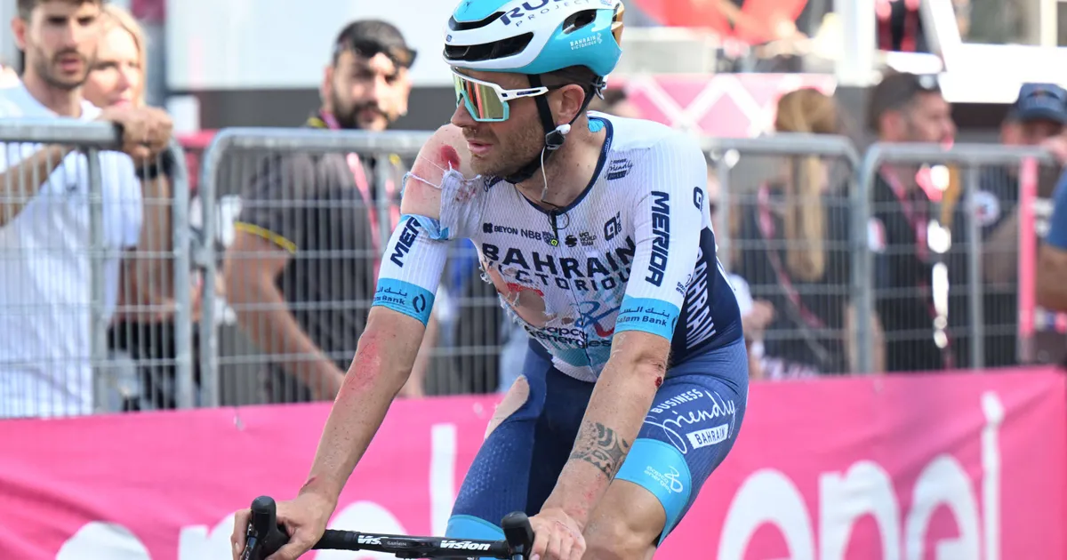 VIDEO: Damiano Caruso verpasst Dylan van Baarle versehentlich eine ...