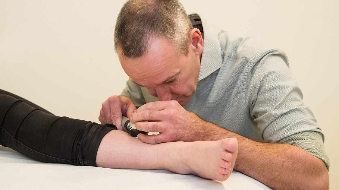 Dermatoloog aan het werk in huisartspraktijken