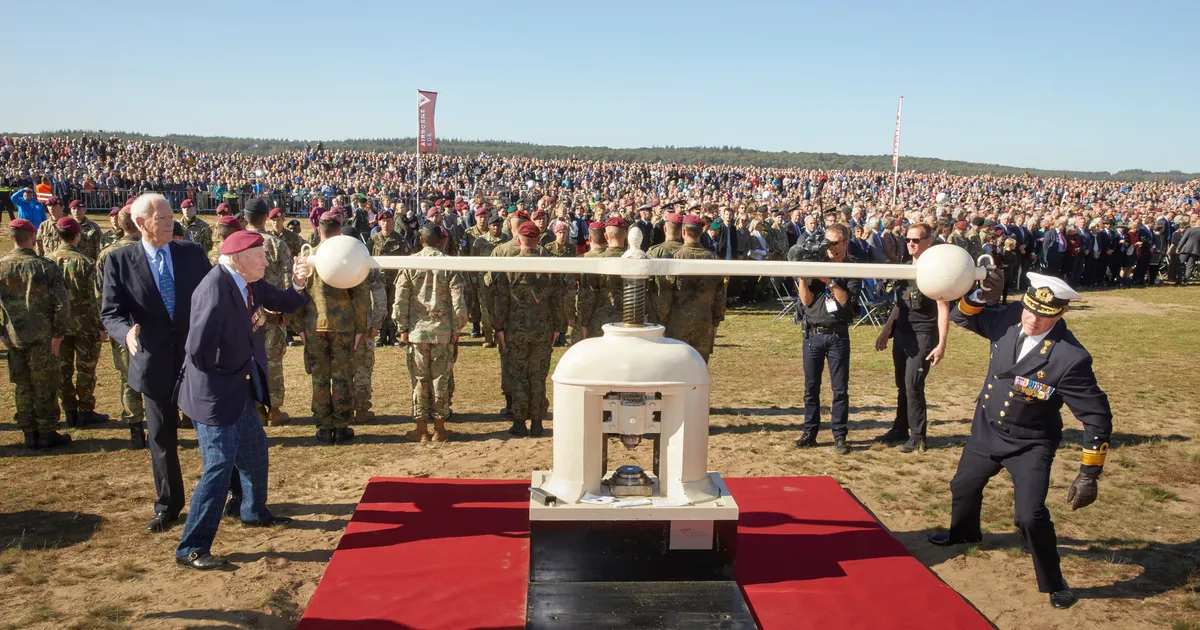 Officiële eerste €5 herdenkingsmunt 75 jaar Operatie Market Garden geslagen