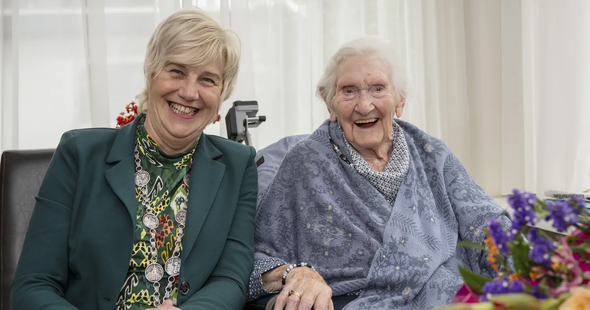 Burgemeester op bezoek bij 101-jarige Riek van den Berg-Wessels