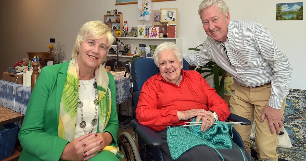 Op verjaardagsbezoek bij de oudste inwoonster Nely Jasper-Van Roon