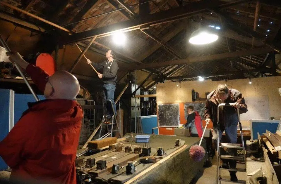 NLDoet: met de bezem door het Glider Collection-museum in Wolfheze