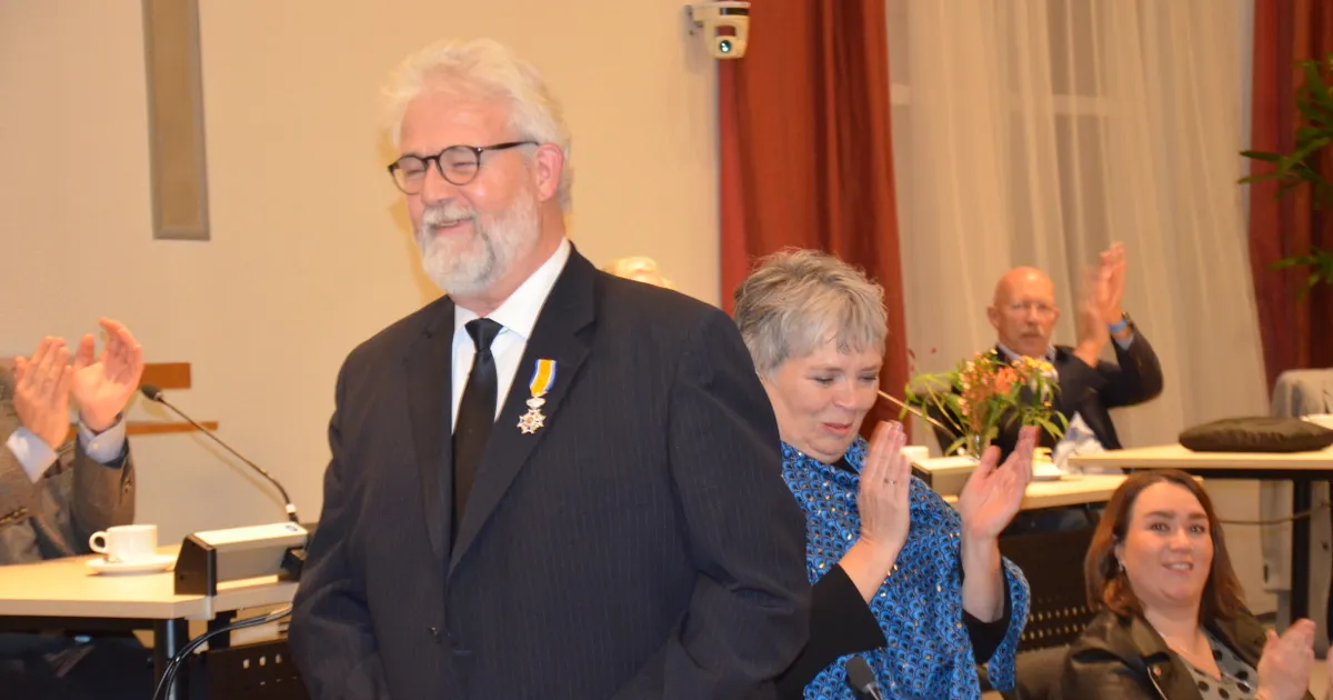 Rob Smit, 50 jaar in dienst van de gemeente, krijgt een Koninklijk lintje