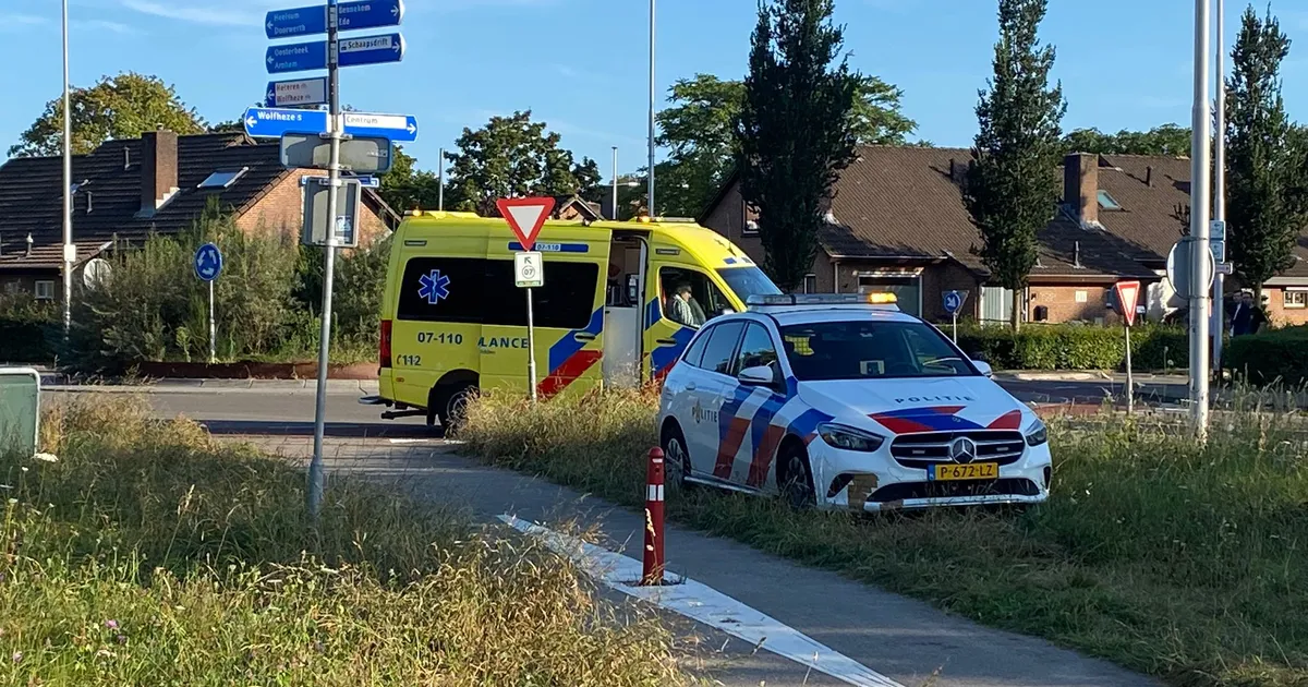 Fietsster ziet paaltje over het hoofd en komt ten val