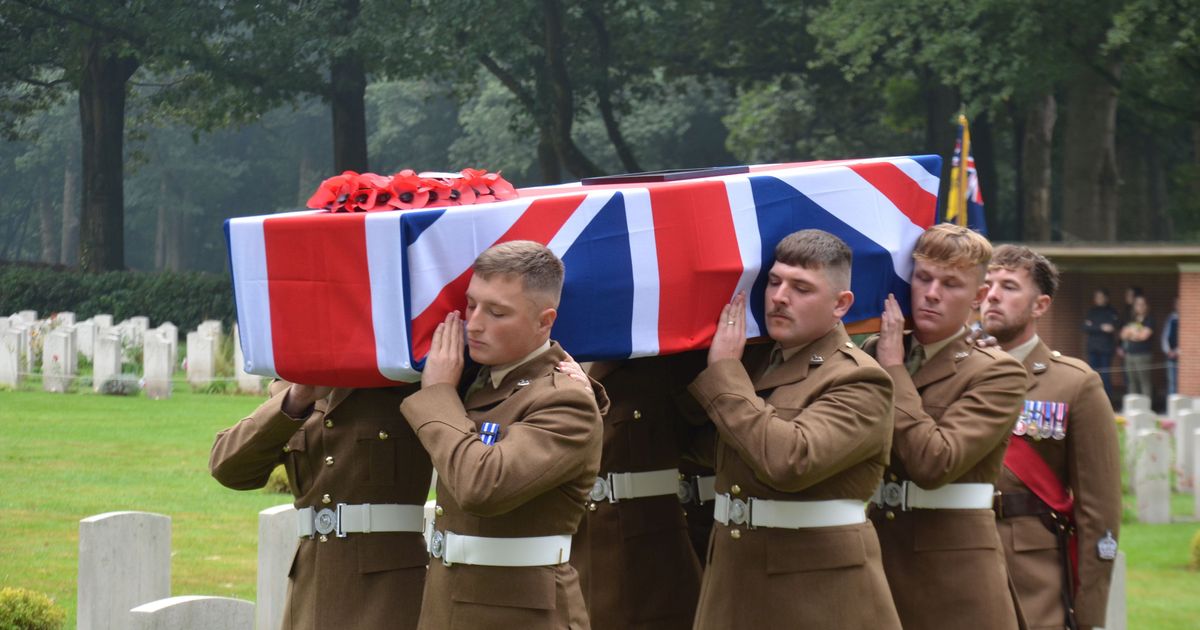 Private Henry Moon begraven op de Airborne begraafplaats (fotoserie)