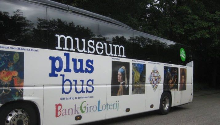 Mantelzorgers met de Museum Plus Bus naar het Rijksmuseum in Amsterdam