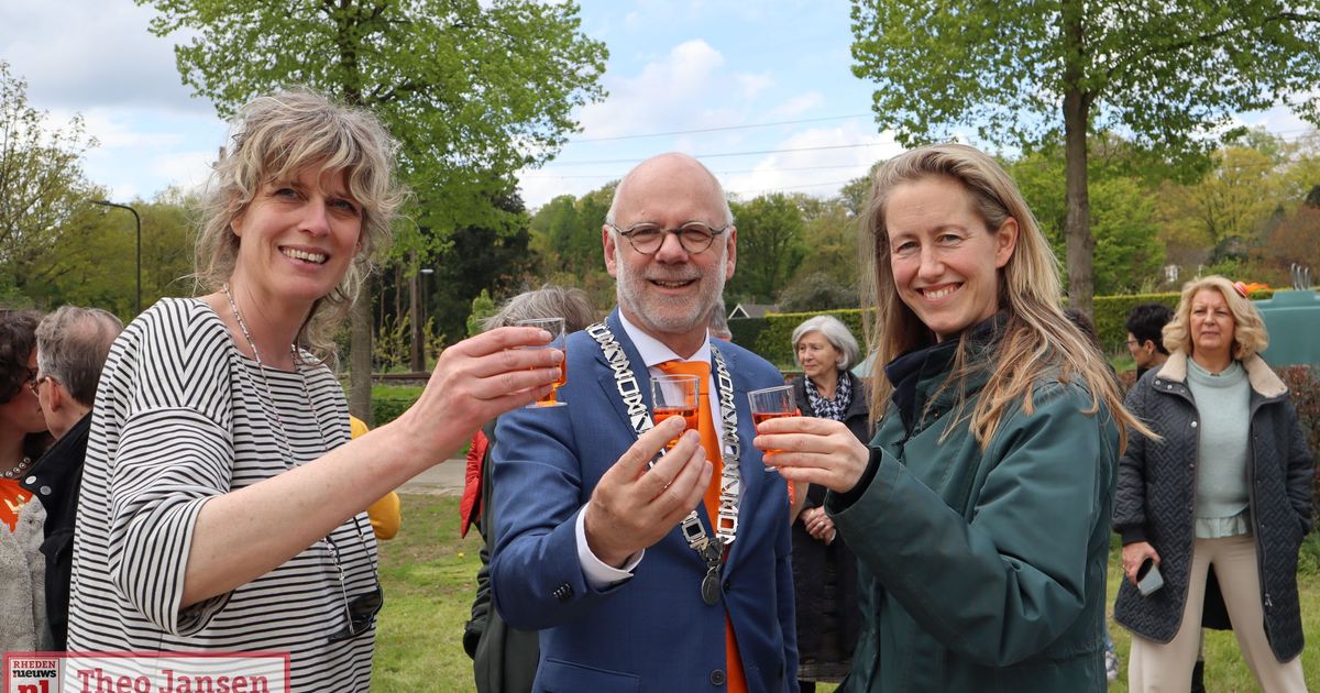 Feestelijke opening nieuwe jeu de boules banen in De Steeg op Koningsdag