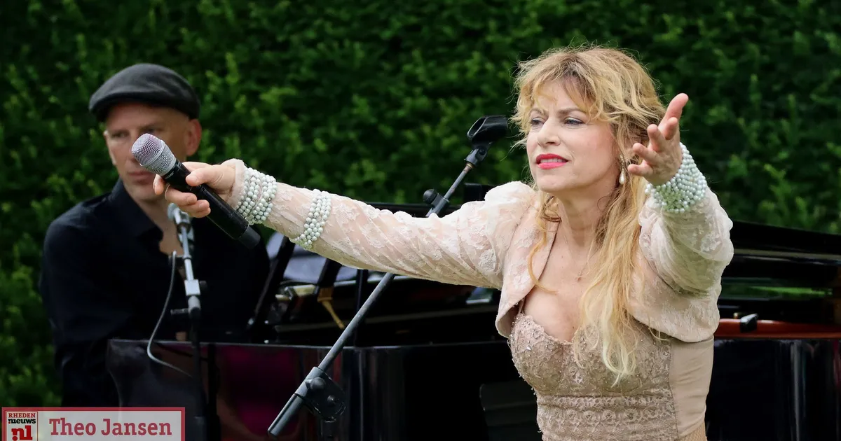 Uitverkocht concert van Ellen ten Damme in Kasteeltuin Middachten