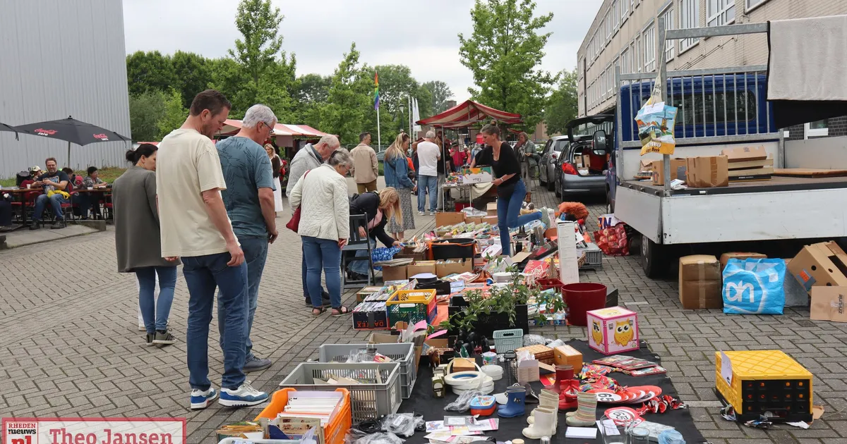 Grote Opkomst op de Vlooienmarkt in Velp tijdens Tweede Pinksterdag