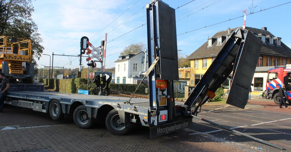 Botsing tussen trein en dieplader bij spoorwegovergang Ommerhofselaan ...