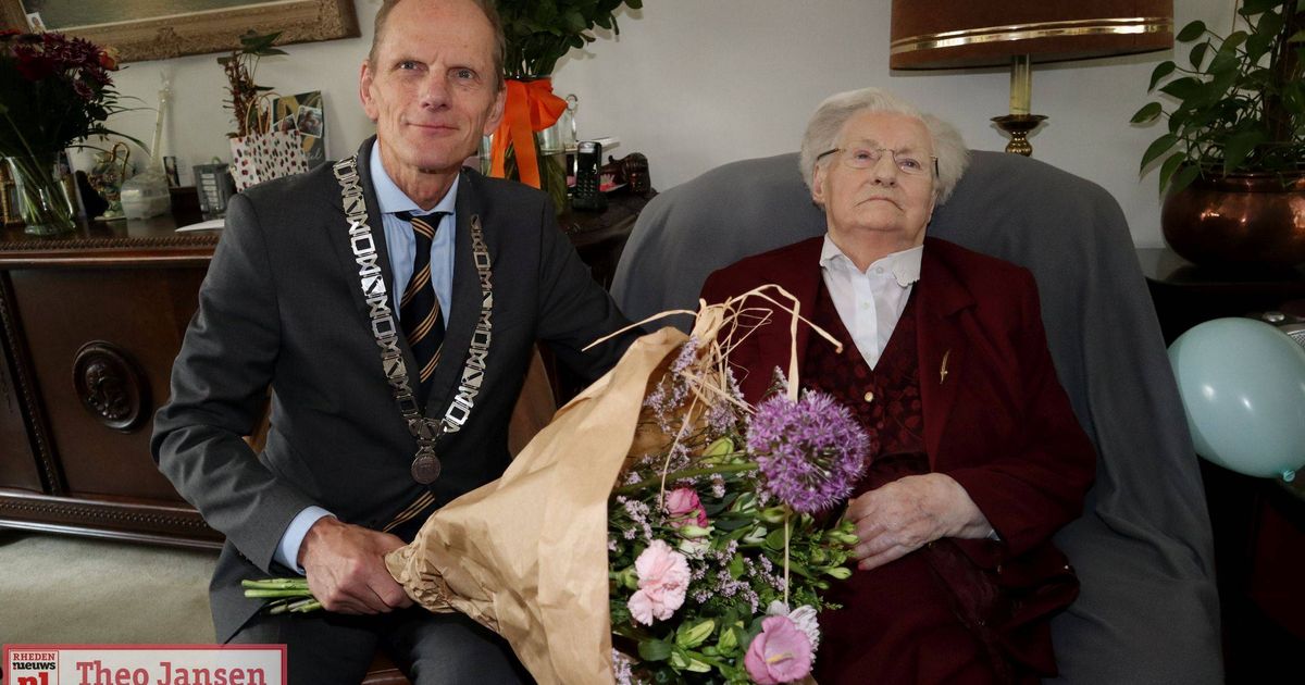 Dorus Klomberg bezoekt 100-jarige mevrouw Micheline Roberte Schaufeli ...