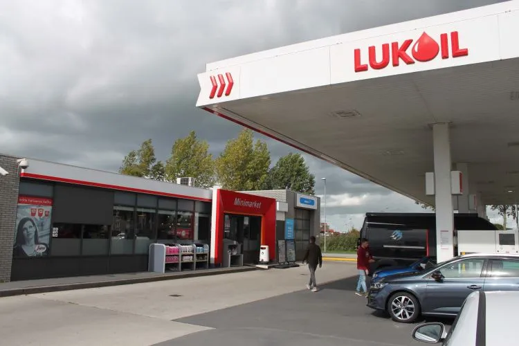 Russische oliemaatschappij Lukoil mag voorlopig nog benzine blijven ...