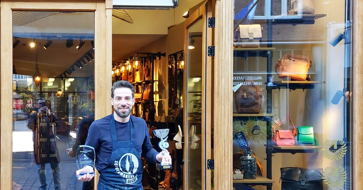 Tom Hendriks van de ambachtelijke schoenmaker in Roermond wint goud bij ...