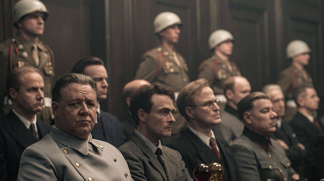 Russell Crowe en Lotte Verbeek in 'Nuremberg'