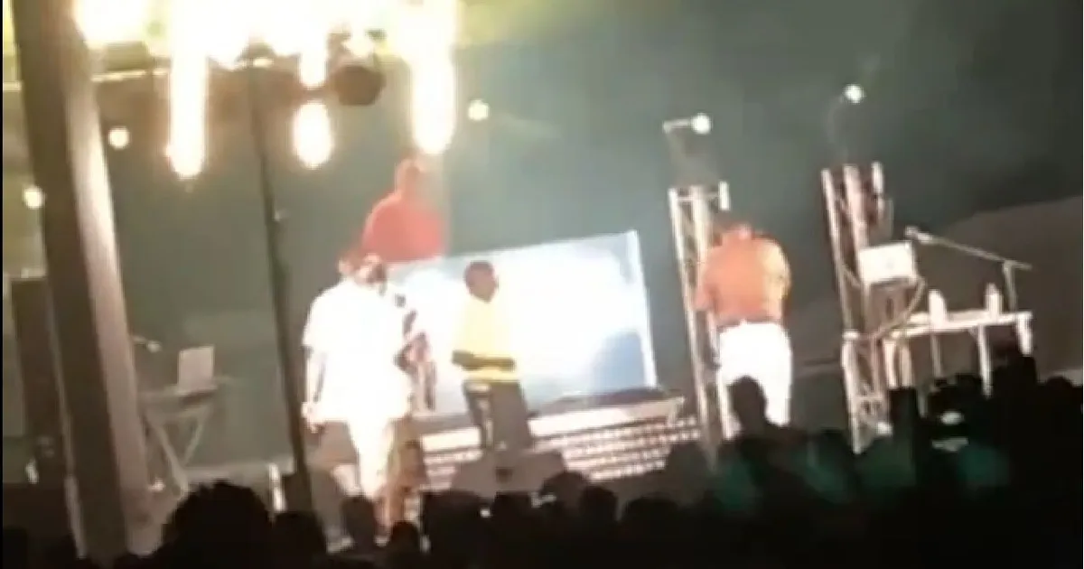Beroemde rapper zakt op het podium in elkaar