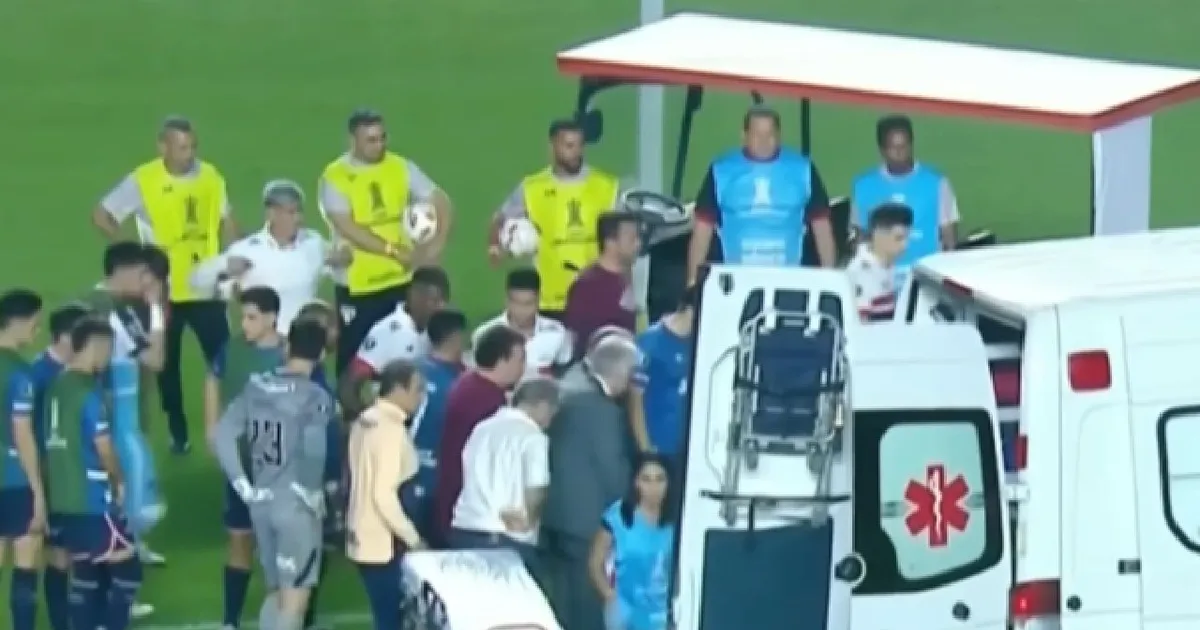 Bekende voetballer in elkaar gezakt op het veld