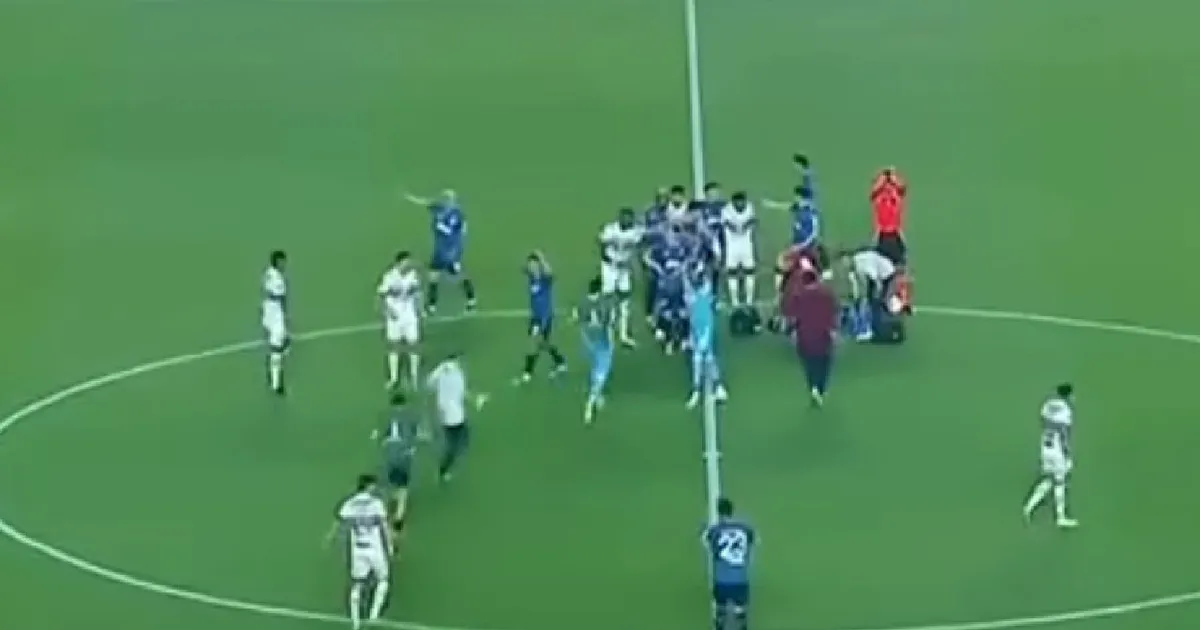 Bekende voetballer (27) zakt in elkaar, hulp mag niet meer baten