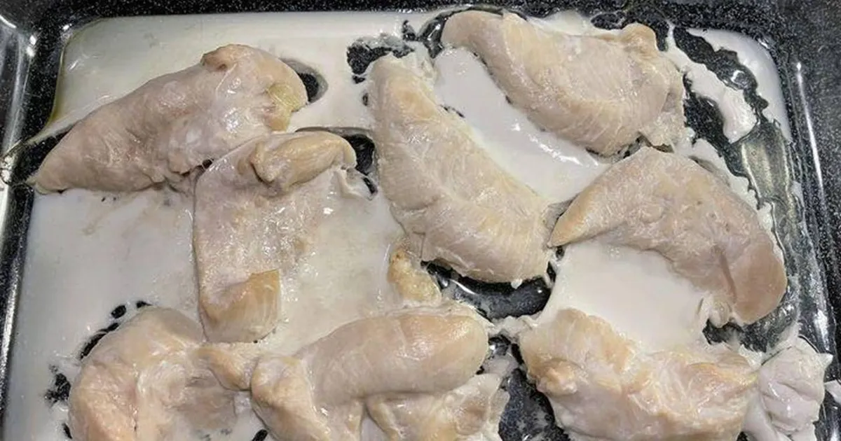 Wat is dat witte spul dat uit kip komt wanneer je het bakt?