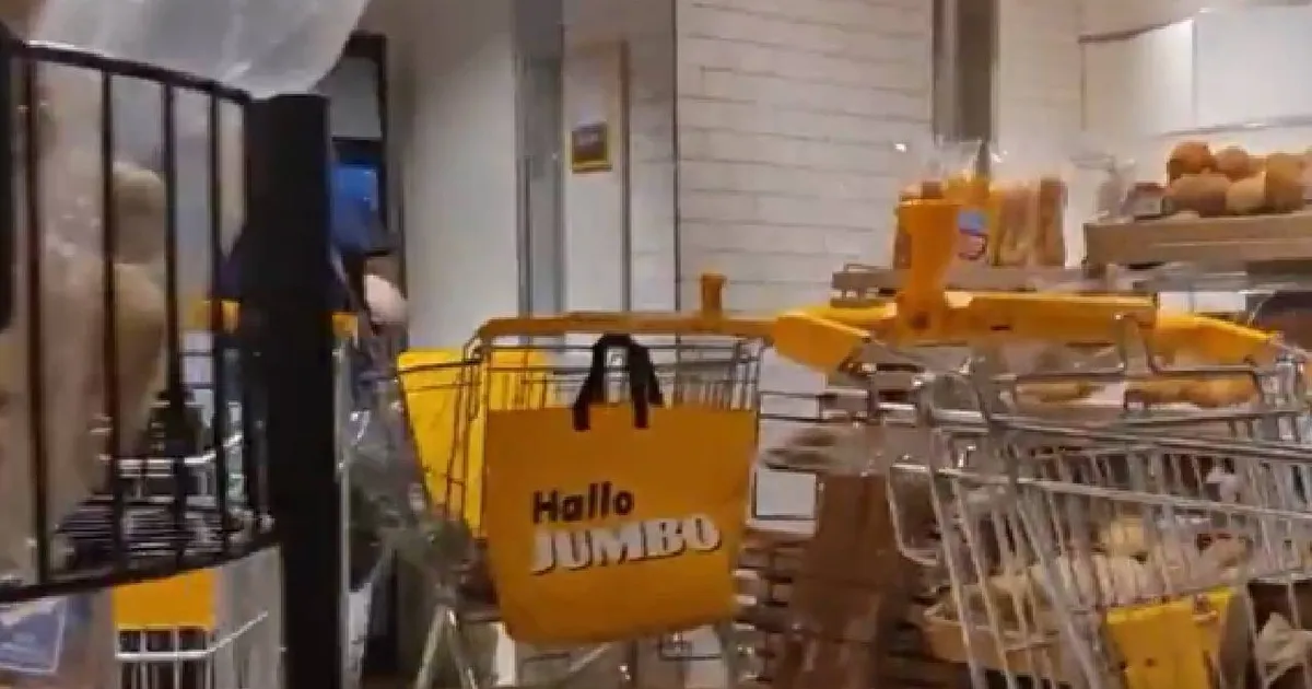 Jumbo-supermarkt met spoed ontruimd, omgeving ruim afgezet