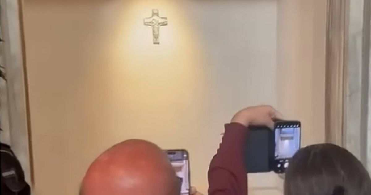 Enorme fout op grafsteen paus Franciscus: ''Hoe is dit mogelijk''
