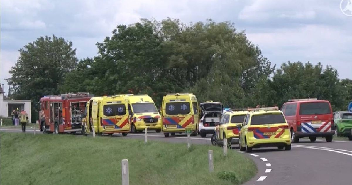 Auto rijdt op hoge snelheid af op rouwenden op rampplek Zeeland