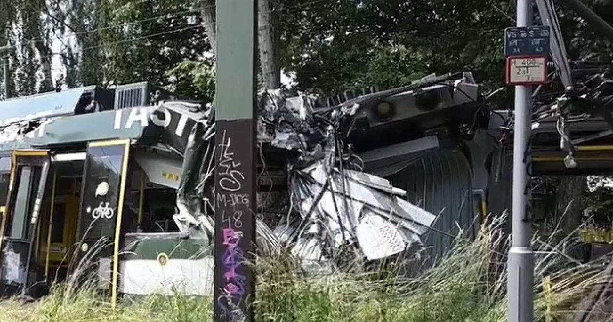 Tram ontspoort en wordt opengereten: Zeker 20 slachtoffers