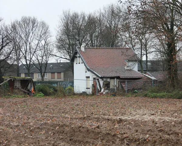 Baanwachtershuisje vernield met zwaar voertuig