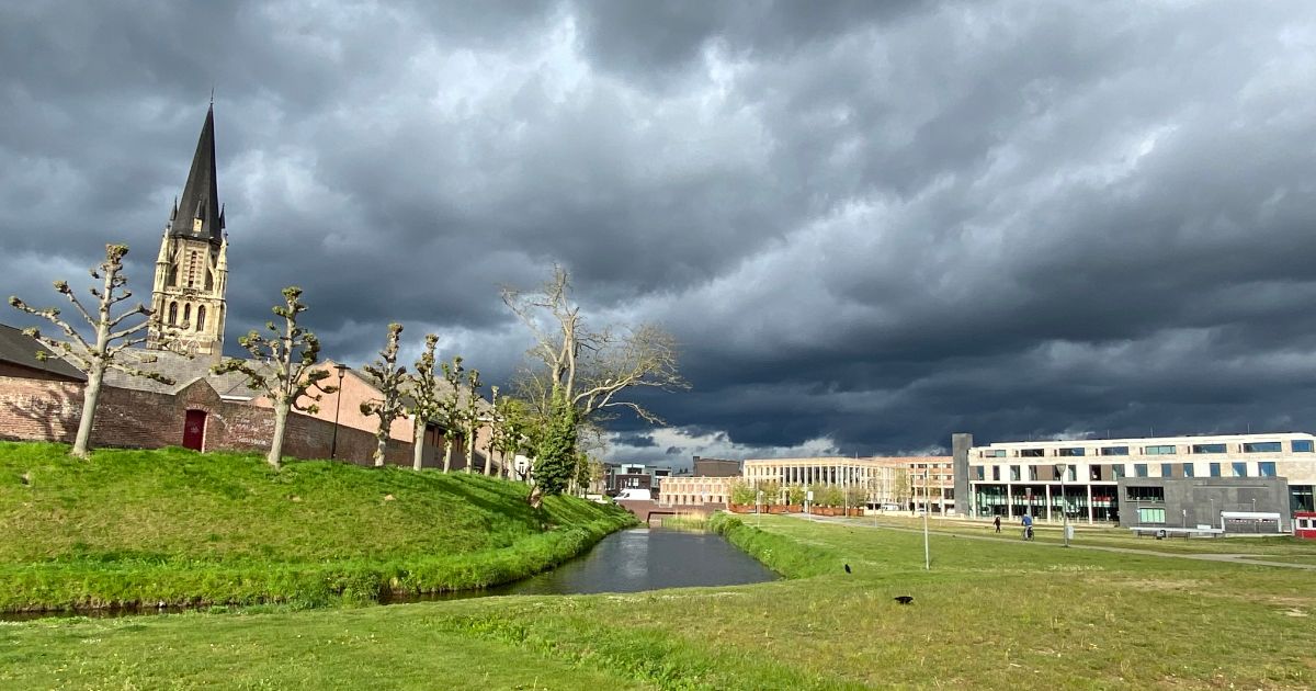 Veel bewolking en af en toe een bui