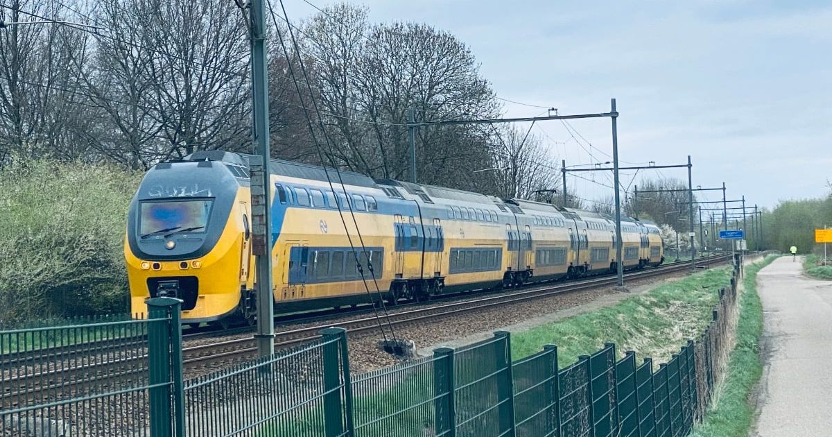 Honderden kantoormedewerkers en beveiligers springen bij in trein