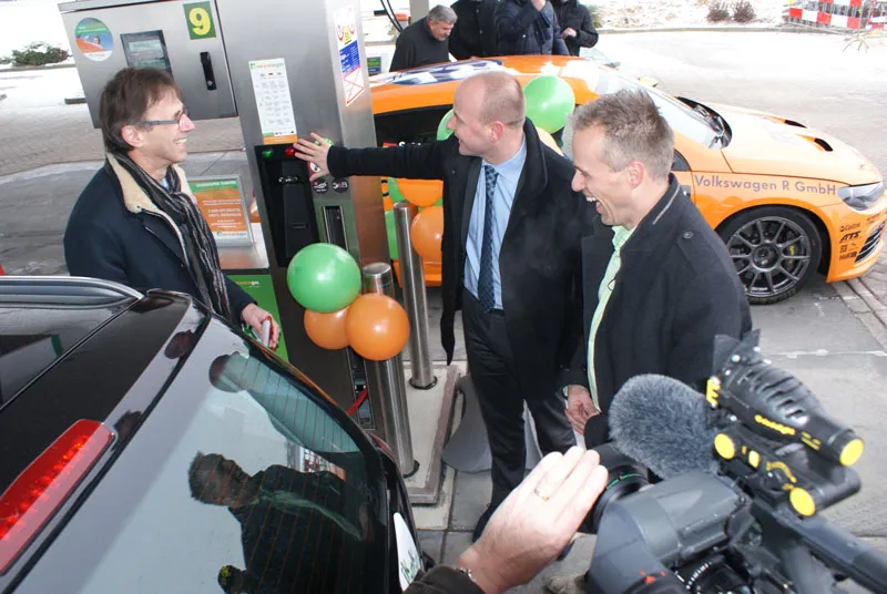 Gedeputeerde Verheijen en wethouder Guyt openen eerste groen gas ...