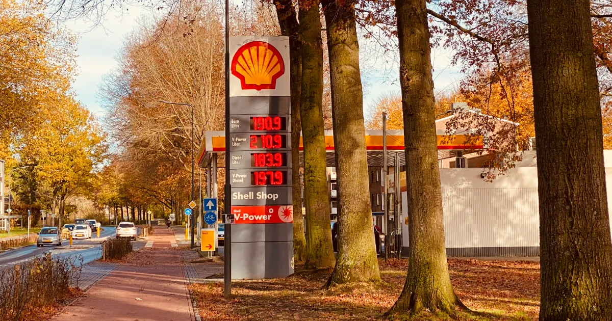 Benzine en diesel weer onder de 2 euro per liter