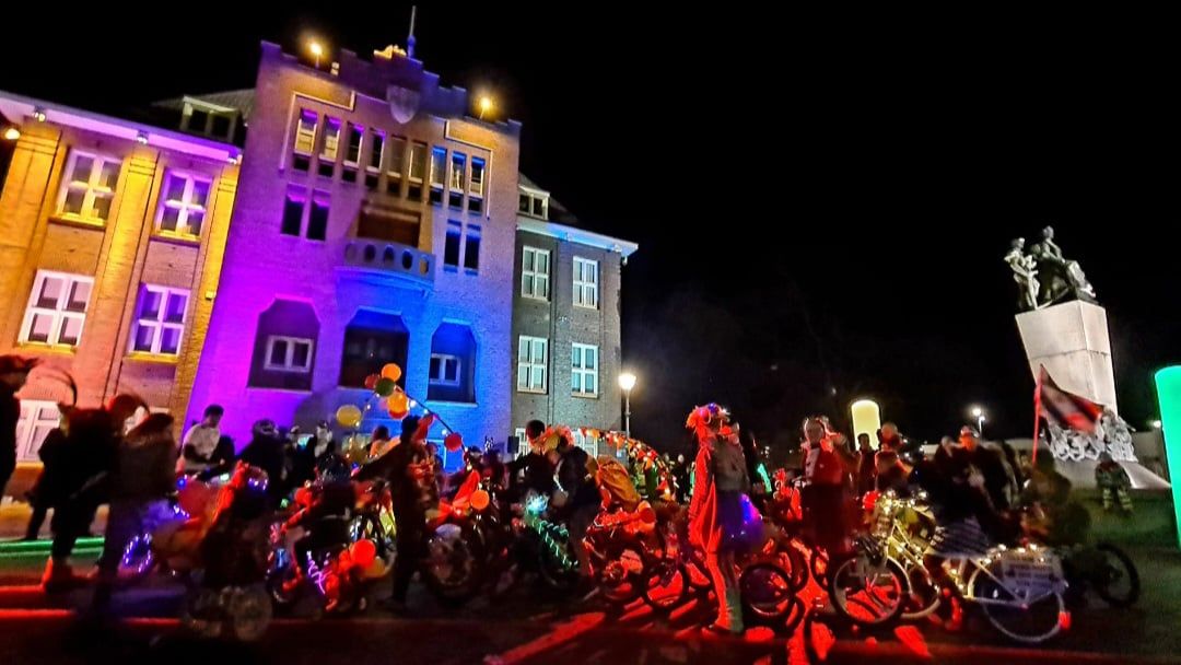 Vastelaoves Fitsplezeer - Verklede kinderen op versierde fietsen in Geleen