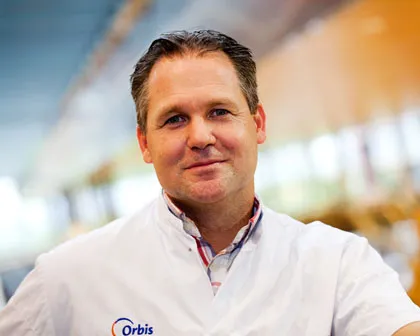 Dr. Nanne Kort gespecialiseerd in patiëntspecifieke knieprotheses