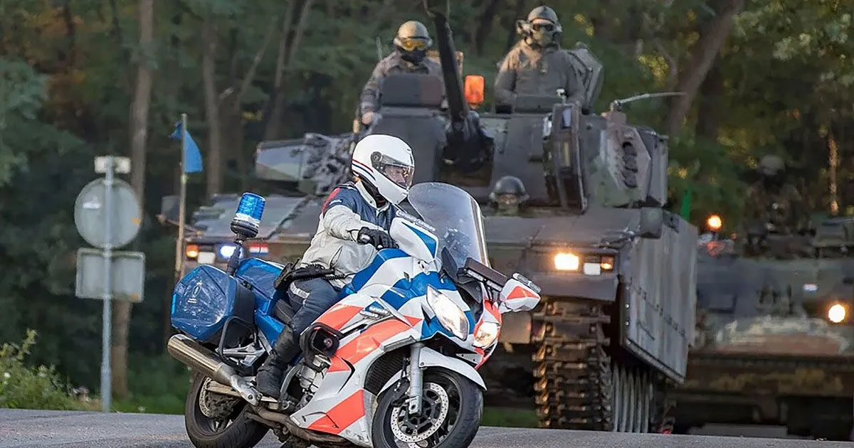Herkenningstekens Nederlandse militaire colonne aangepast