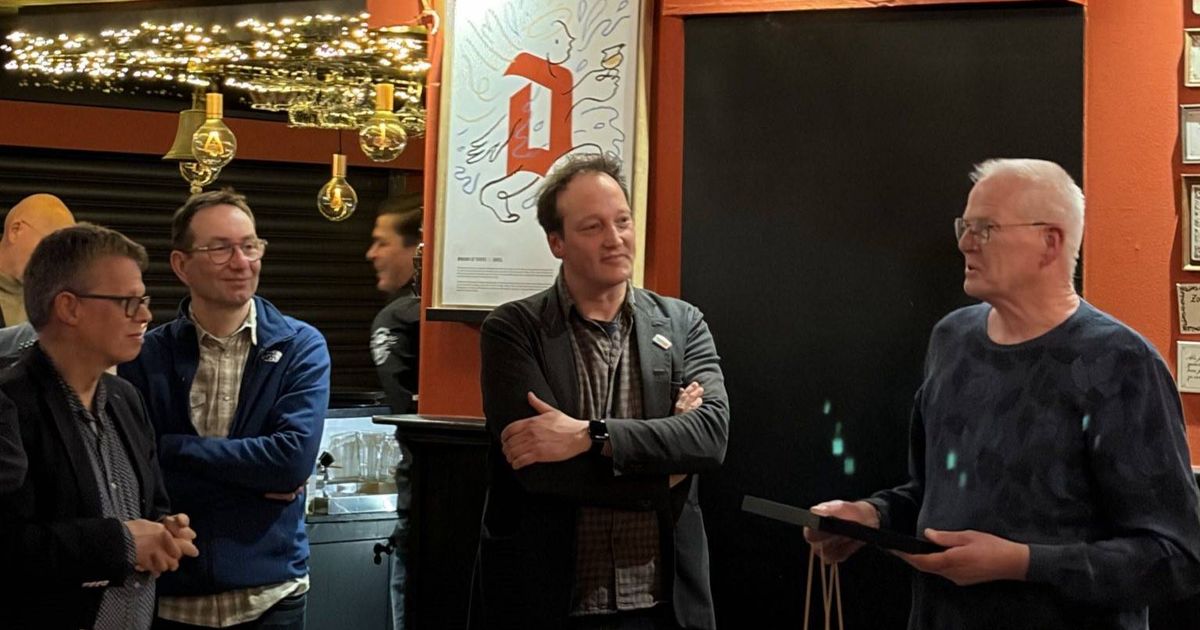 Dick Haster ontvangt rode lintje bij Nieuwjaarsbijeenkomst GroenLinks-PvdA