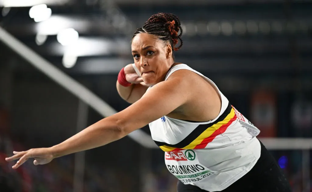 Video går verden rundt: Her tager Jolien Boumkwo en for holdet