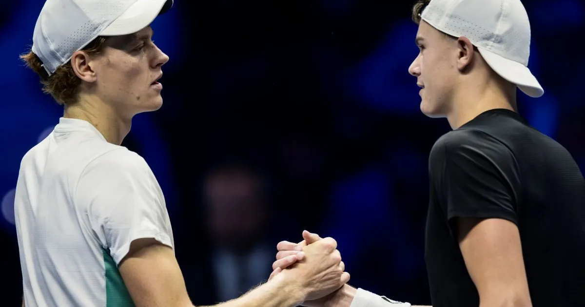 Virusramt verdensetter trækker sig – en gave til Holger Rune i Paris