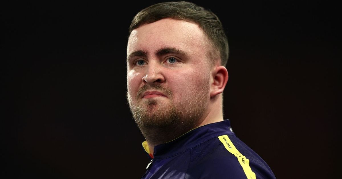 Her er hun: Verdens bedste dartspiller Luke Littler bekræfter forhold ...
