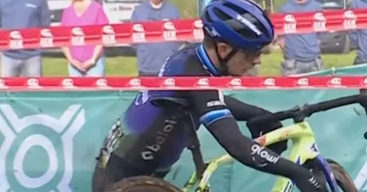 Cykelstjernen Lars van der Haar ordner selv sin forvredne skulder ved hjælp af sadlen under løb