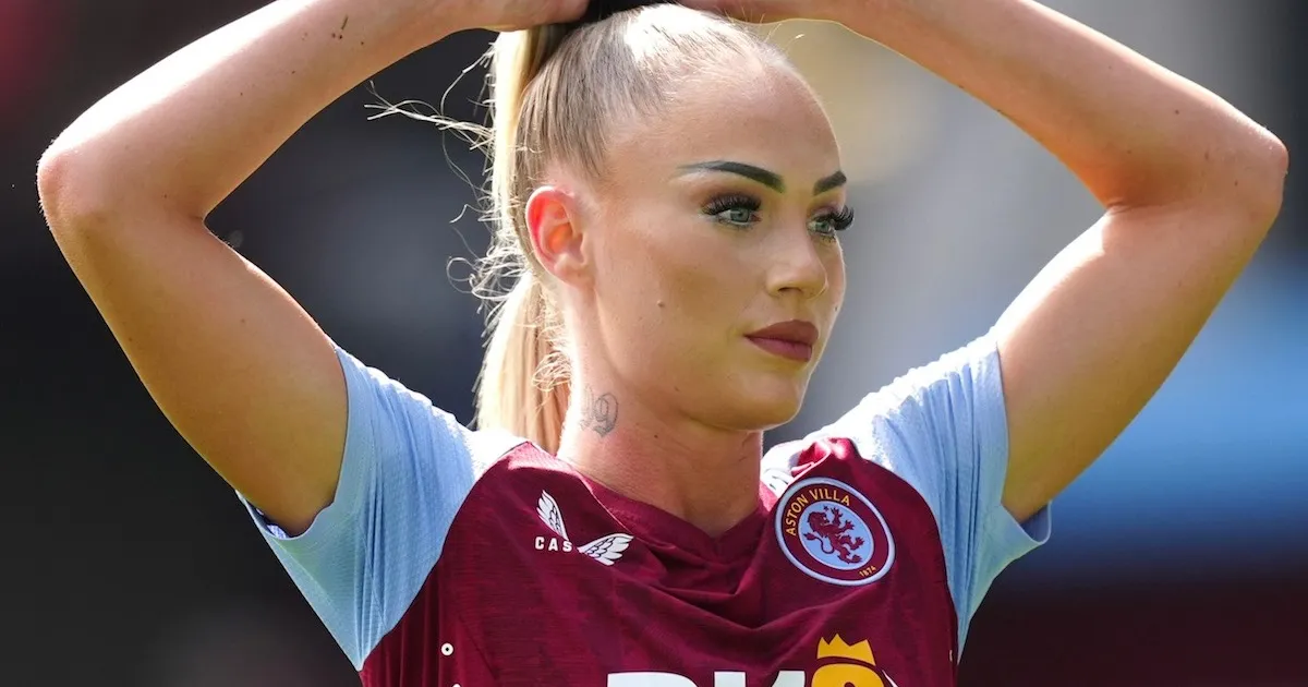 Fodboldstjernen Alisha Lehmann deler letpåklædte billeder: Nu forklarer ...