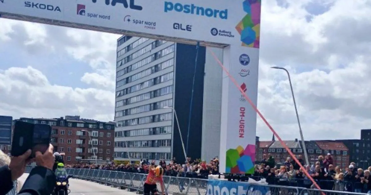 19-årig Uno-X-rytter fuldender vildt kup og vinder DM i landevejscykling