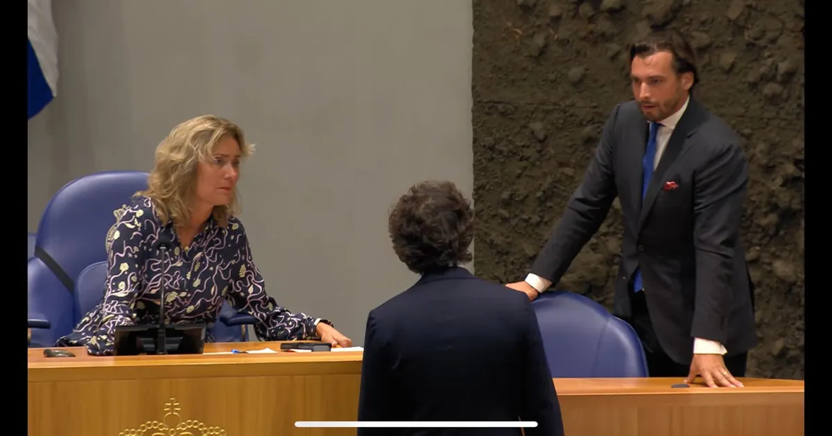 De democratie is dood: D66-poedel Vera Bergkamp ontneemt Thierry Baudet het woord omdat Sigrid ...