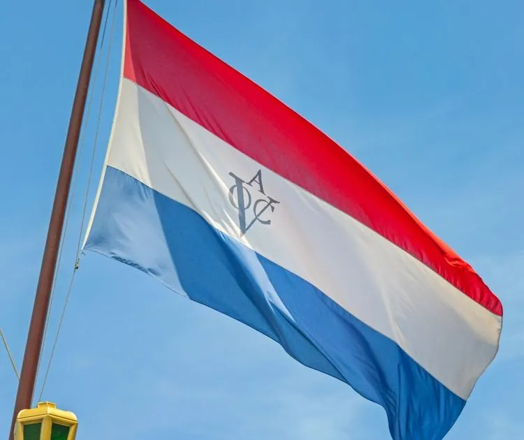 Verzetsdaad of studentengrap? Regenboogvlag vervangen door VOC-vlag op ...